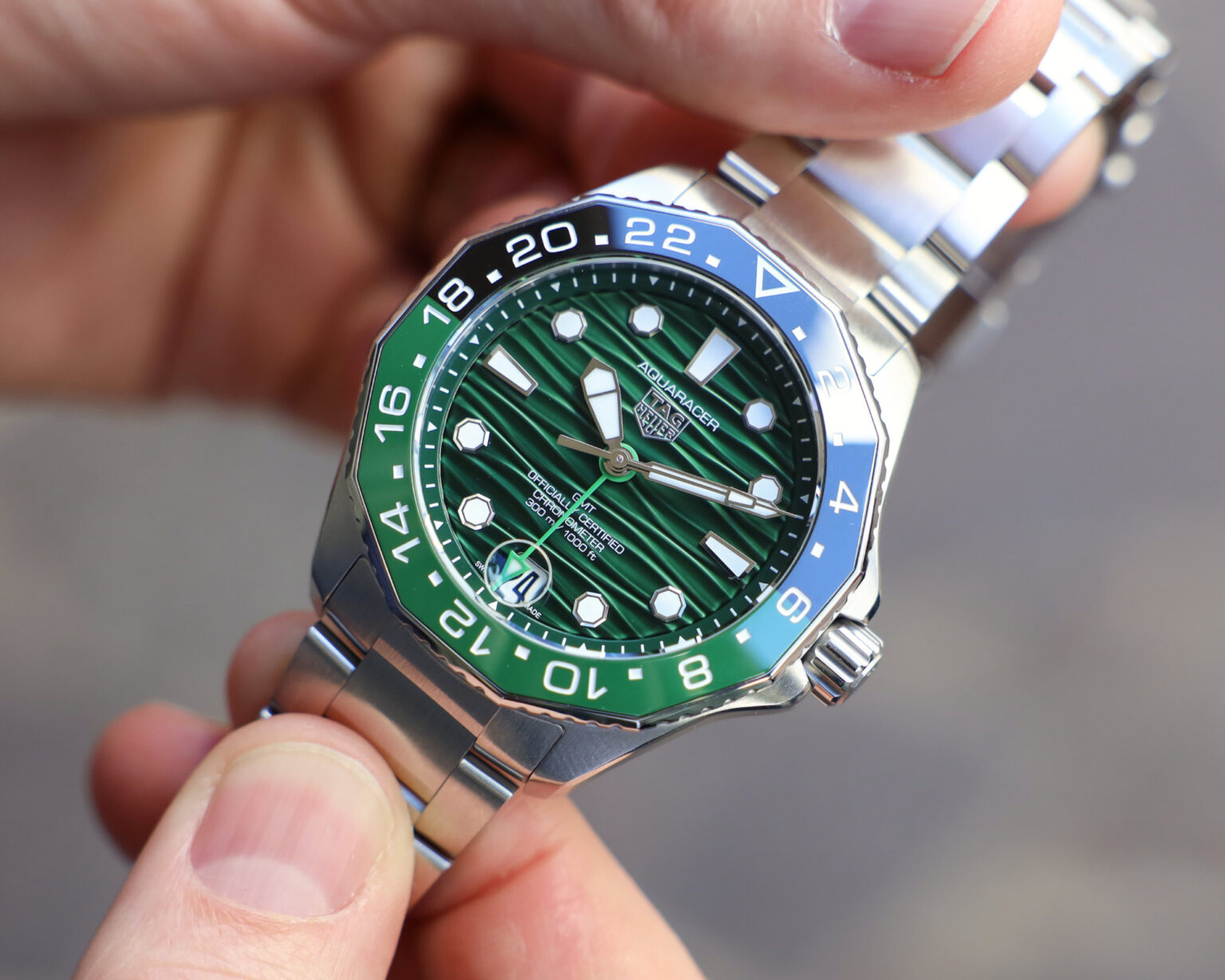 REVIEW: Hands On With The TAG Heuer Aquaracer Professional 300 GMT ...